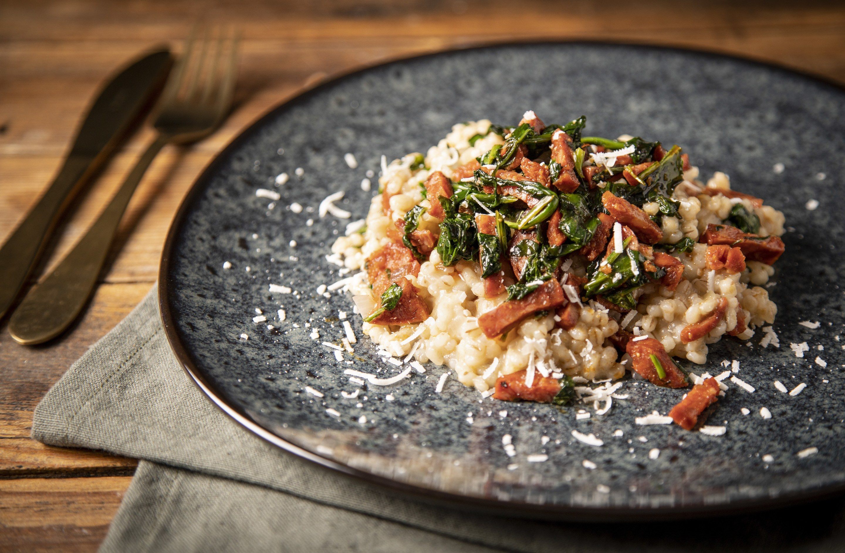 Byggotto med chorizo og spinat - Norgesmøllene